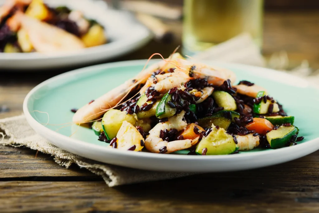 Riso nero con gamberetti e zucchine - Nutrizione Sana